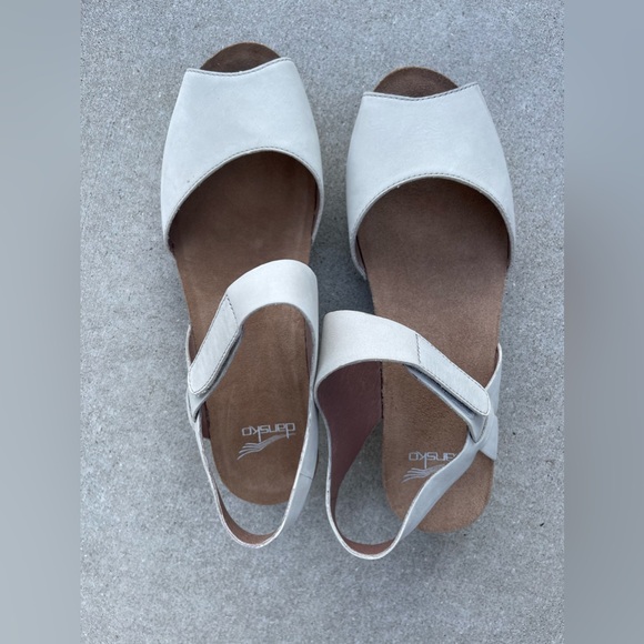 Dansko | Shoes | Dansko Vera Beige Leather Sandals Size 85 Peep Toe ...